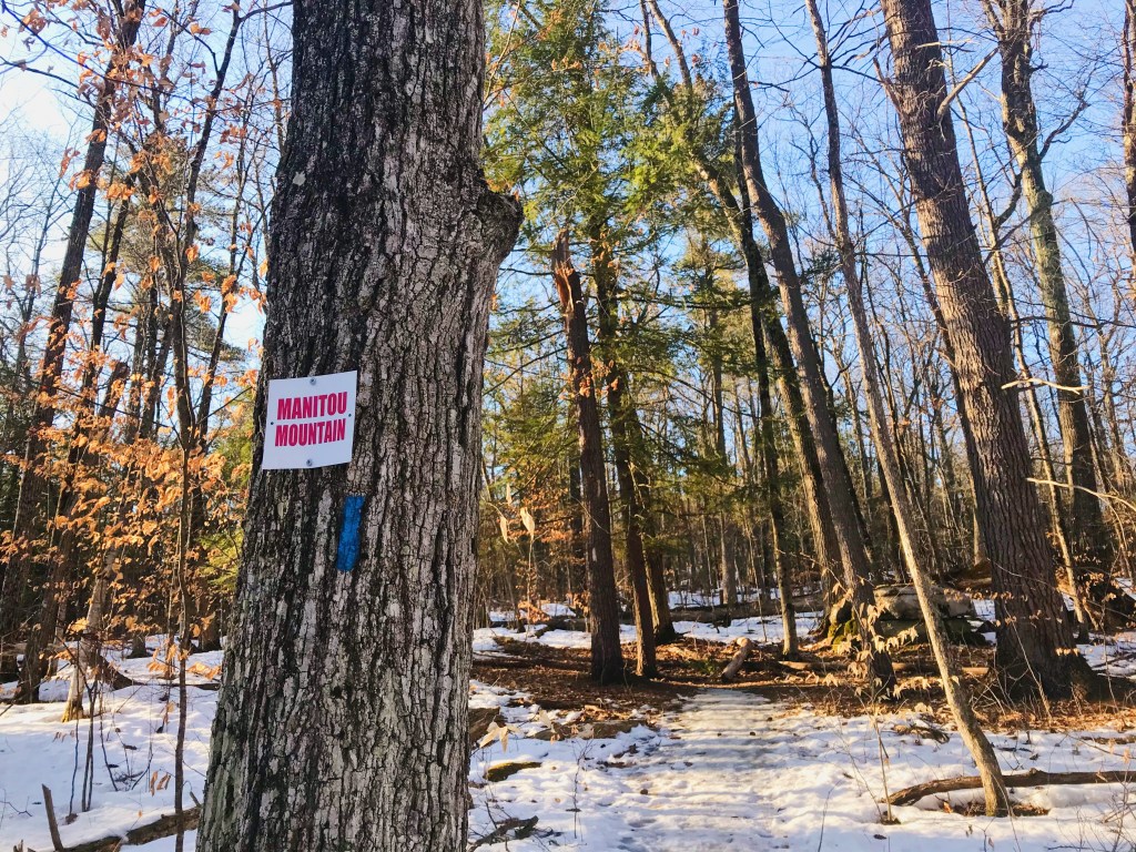 Hiking to the top of Manitou Mountain in Calabogie - Au-delà du paysage