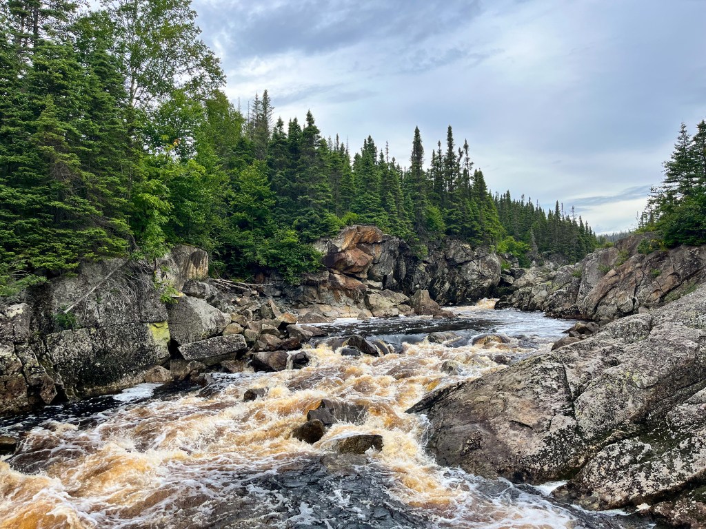 A northern hike along Rivière des Rapides in Sept-îles - Au-delà du paysage