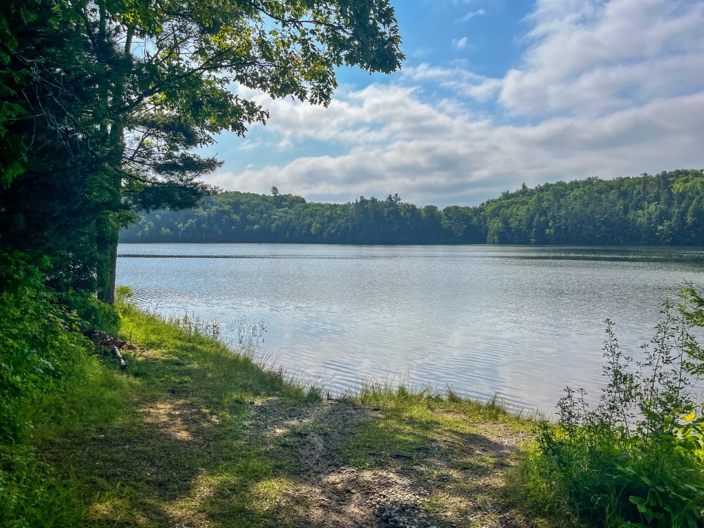 Hiking in Sharbot Lake Provincial Park - Au-delà du paysage